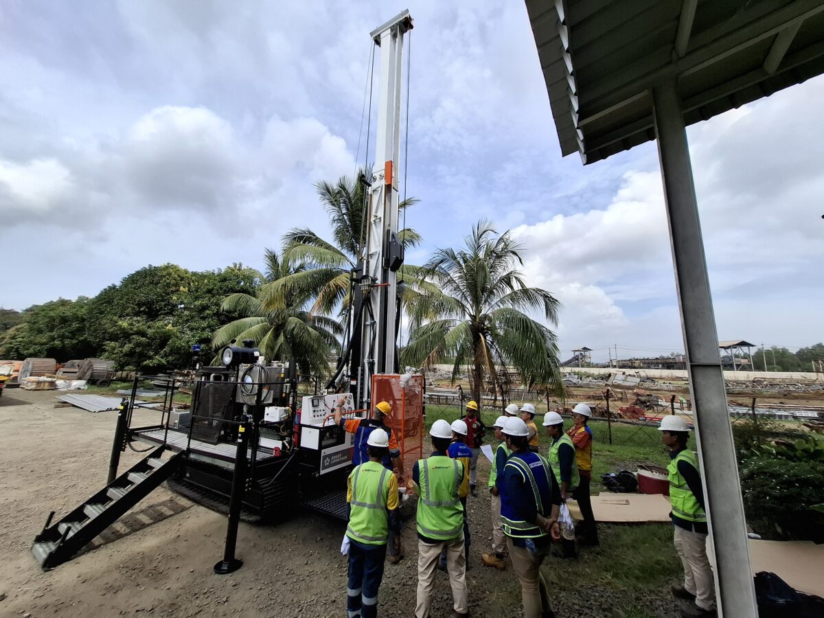 Penyerahan, Commissioning dan Training unit LF™90DT Drill Rig untuk PT ...